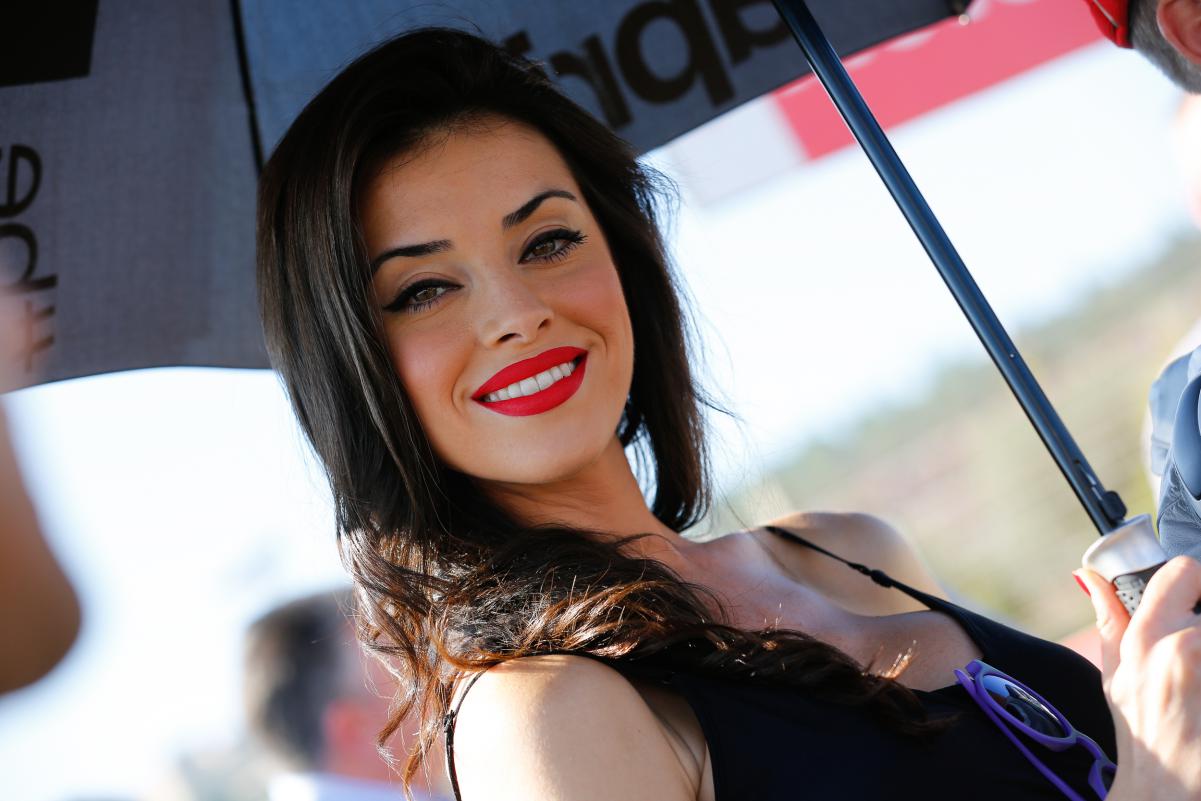 De heetste paddock babes van Valencia | MotorFans.nl